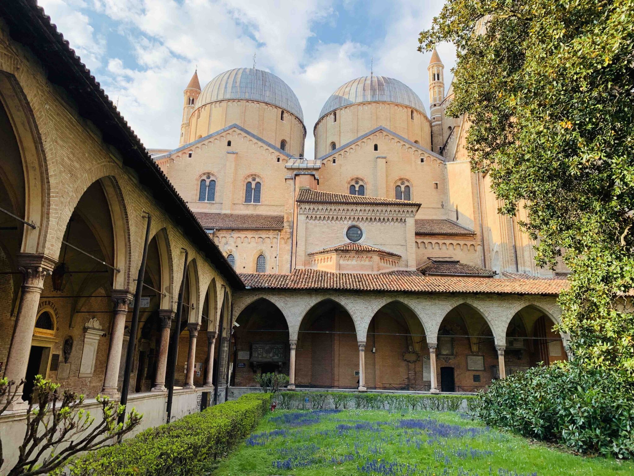 De basiliek van Sint-Antonius van Padua, een populair pelgrimsoord ...